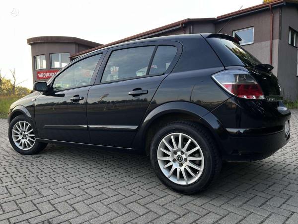 Black Opel Astra 2007 in Kaisiadorys, with an engine capacity of 1.91 L and mileage of 238 thousand km for 2550 €, photo 2 on AUTOMOTO.COM.LV