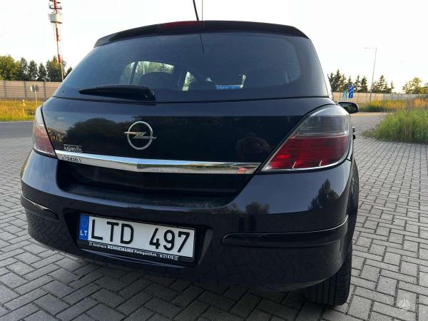 Black Opel Astra 2007 in Kaisiadorys, with an engine capacity of 1.91 L and mileage of 238 thousand km for 2550 €, photo 3 on AUTOMOTO.COM.LV