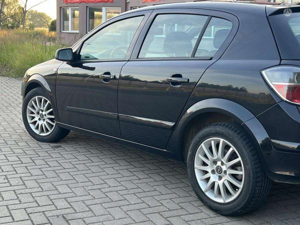 Black Opel Astra 2007 in Kaisiadorys, with an engine capacity of 1.91 L and mileage of 238 thousand km for 2550 €, photo 7 on AUTOMOTO.COM.LV