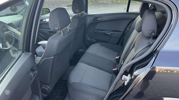Black Opel Astra 2007 in Kaisiadorys, with an engine capacity of 1.91 L and mileage of 238 thousand km for 2550 €, photo 10 on AUTOMOTO.COM.LV