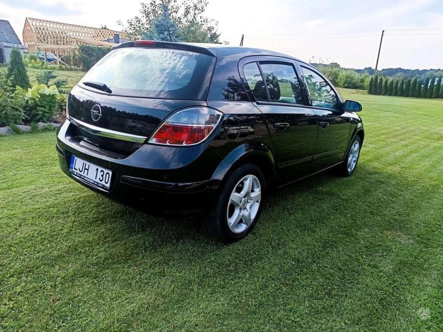 Black Opel Astra 2007 in Kaunas, with an engine capacity of 1.60 L and mileage of 173 thousand km for 1450 €, photo 1 on AUTOMOTO.COM.LV