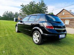 Black Opel Astra 2007 in Kaunas, with an engine capacity of 1.60 L and mileage of 173 thousand km for 1450 €, photo 3 on AUTOMOTO.COM.LV