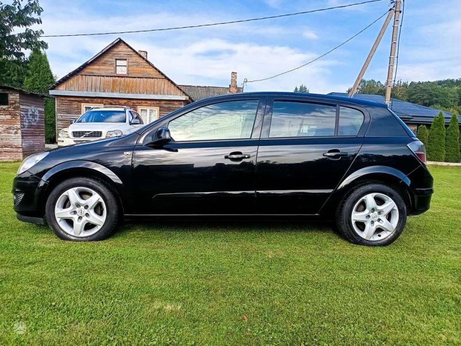 Black Opel Astra 2007 in Kaunas, with an engine capacity of 1.60 L and mileage of 173 thousand km for 1450 €, photo 8 on AUTOMOTO.COM.LV