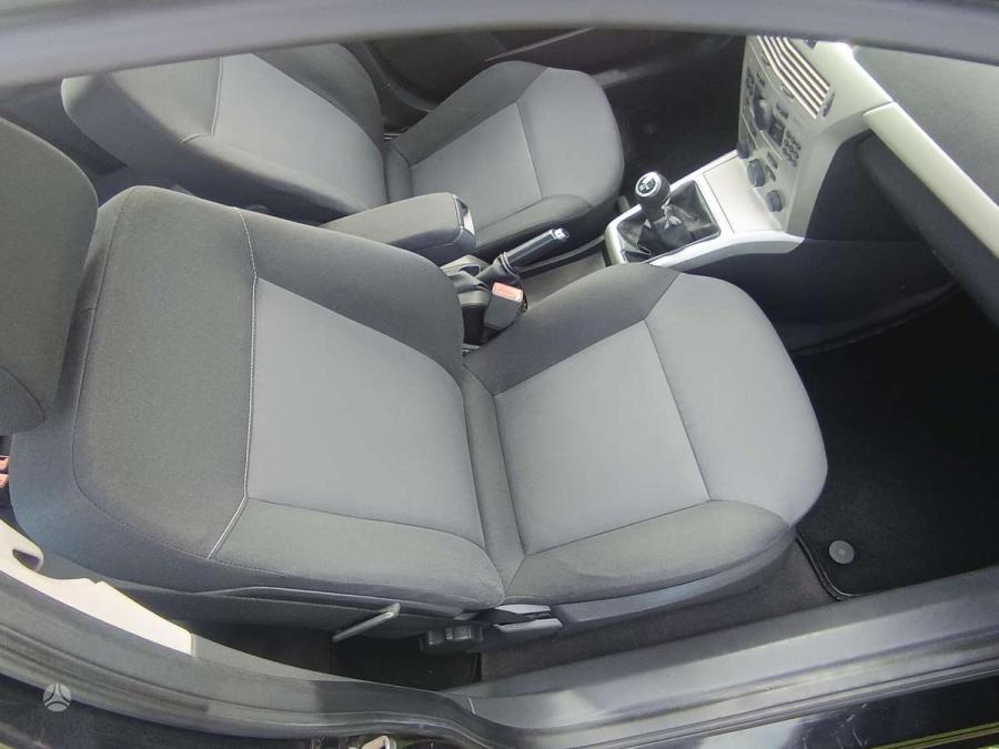 Black Opel Astra 2007 in Kaunas, with an engine capacity of 1.60 L and mileage of 173 thousand km for 1450 €, photo 20 on AUTOMOTO.COM.LV