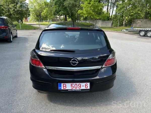 Black Opel Astra 2008 in Limbazi, with an engine capacity of 1.80 L and mileage of 234 thousand km for 3450 €, photo 5 on AUTOMOTO.COM.LV