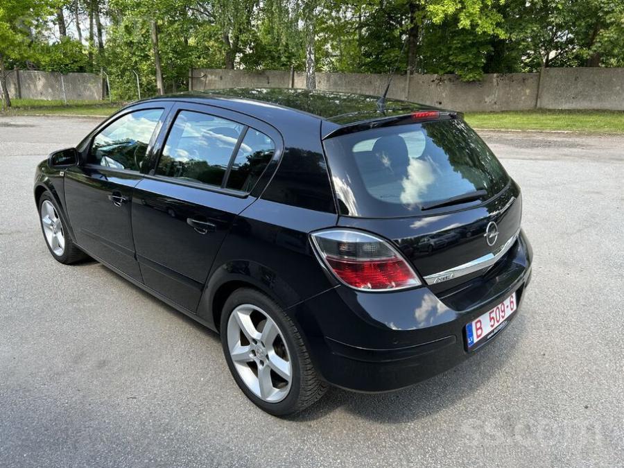 Black Opel Astra 2008 in Limbazi, with an engine capacity of 1.80 L and mileage of 234 thousand km for 3450 €, photo 6 on AUTOMOTO.COM.LV