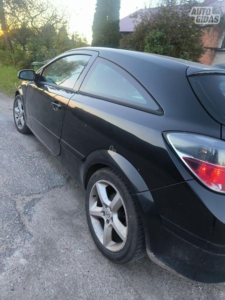 Black Opel Astra 2008 in Silute, with an engine capacity of 1.20 L and mileage of 340 thousand km for 1000 €, photo 3 on AUTOMOTO.COM.LV