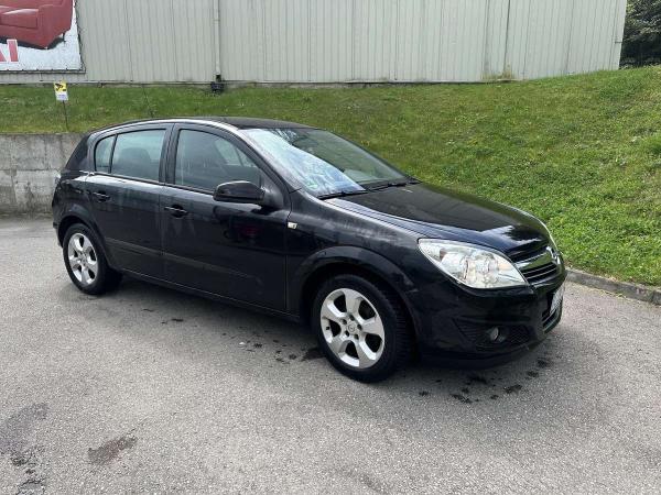 Melns Opel Astra 2008 Alīta, ar dzinēja tilpumu 1.60 L un nobraukumu 270 tūkst. km par 1600 €, foto 1 vietnē AUTOMOTO.COM.LV