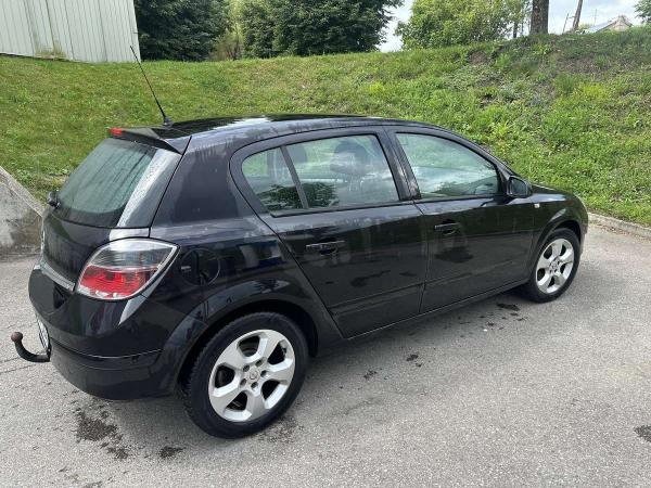 Melns Opel Astra 2008 Alīta, ar dzinēja tilpumu 1.60 L un nobraukumu 270 tūkst. km par 1600 €, foto 3 vietnē AUTOMOTO.COM.LV