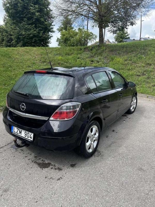 Melns Opel Astra 2008 Alīta, ar dzinēja tilpumu 1.60 L un nobraukumu 270 tūkst. km par 1600 €, foto 4 vietnē AUTOMOTO.COM.LV