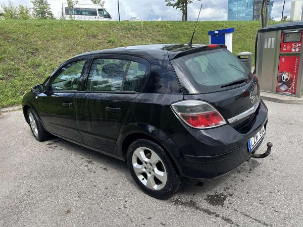 Melns Opel Astra 2008 Alīta, ar dzinēja tilpumu 1.60 L un nobraukumu 270 tūkst. km par 1600 €, foto 5 vietnē AUTOMOTO.COM.LV