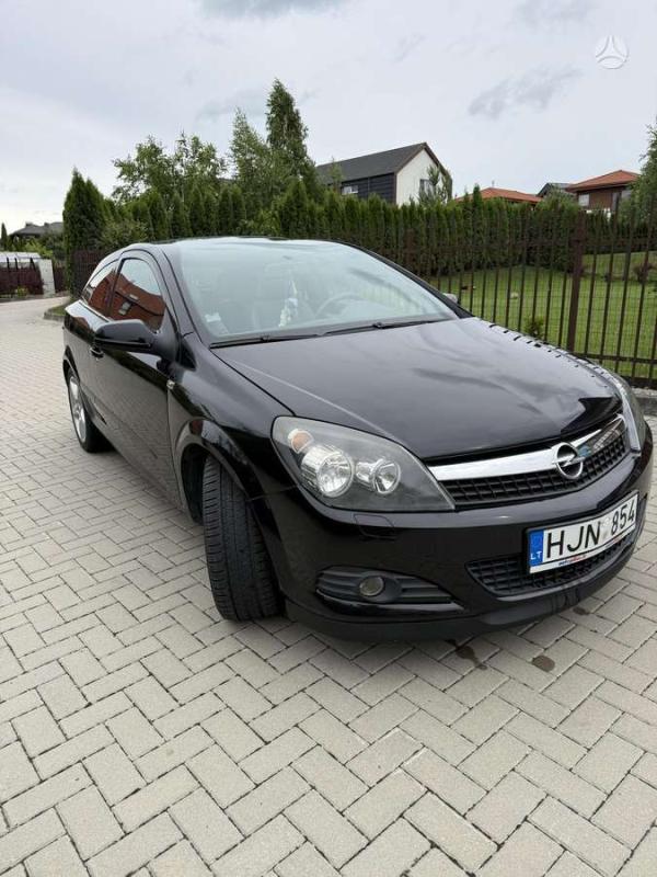 Black Opel Astra 2008 in Vilnius, with an engine capacity of 1.91 L and mileage of 207 thousand km for 2200 €, photo 1 on AUTOMOTO.COM.LV