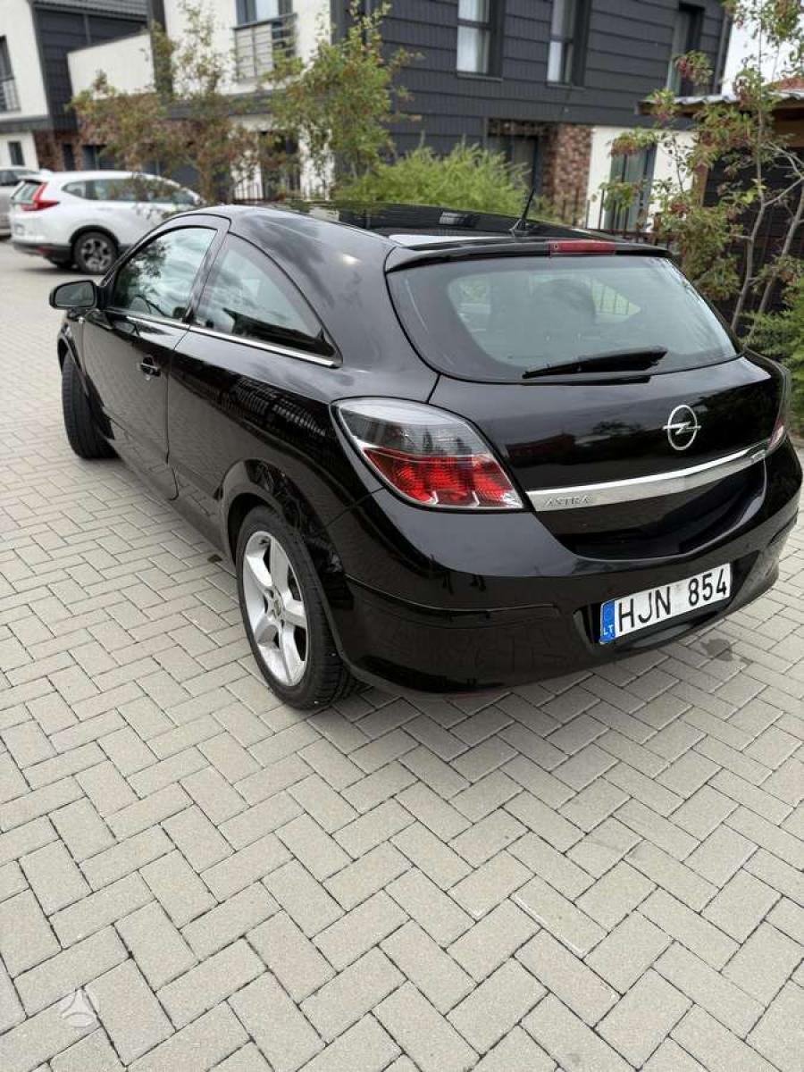 Black Opel Astra 2008 in Vilnius, with an engine capacity of 1.91 L and mileage of 207 thousand km for 2200 €, photo 4 on AUTOMOTO.COM.LV