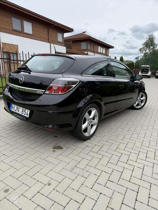 Black Opel Astra 2008 in Vilnius, with an engine capacity of 1.91 L and mileage of 207 thousand km for 2200 €, photo 4 on AUTOMOTO.COM.LV