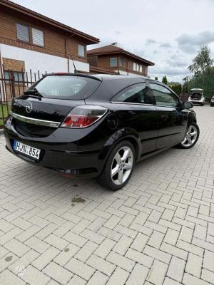 Black Opel Astra 2008 in Vilnius, with an engine capacity of 1.91 L and mileage of 207 thousand km for 2200 €, photo 5 on AUTOMOTO.COM.LV