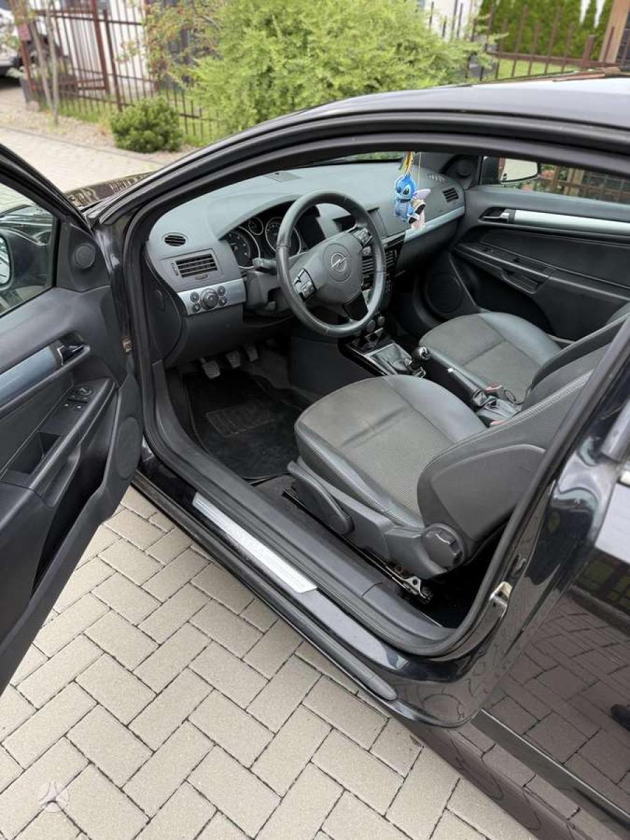 Black Opel Astra 2008 in Vilnius, with an engine capacity of 1.91 L and mileage of 207 thousand km for 2200 €, photo 8 on AUTOMOTO.COM.LV