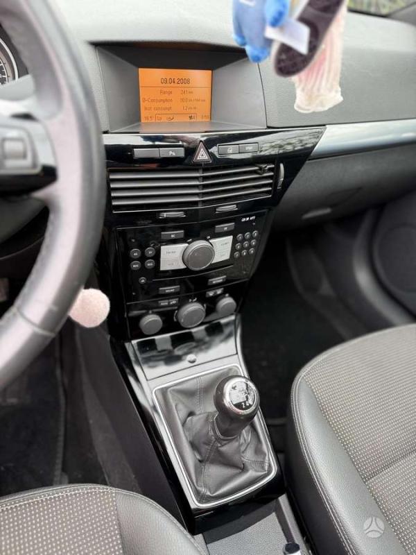 Black Opel Astra 2008 in Vilnius, with an engine capacity of 1.91 L and mileage of 207 thousand km for 2200 €, photo 8 on AUTOMOTO.COM.LV