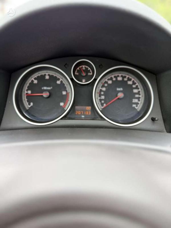 Black Opel Astra 2008 in Vilnius, with an engine capacity of 1.91 L and mileage of 207 thousand km for 2200 €, photo 9 on AUTOMOTO.COM.LV