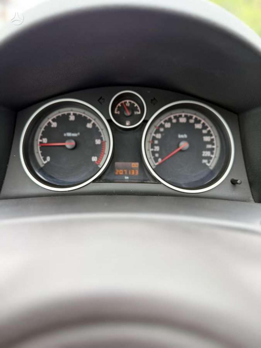 Black Opel Astra 2008 in Vilnius, with an engine capacity of 1.91 L and mileage of 207 thousand km for 2200 €, photo 10 on AUTOMOTO.COM.LV