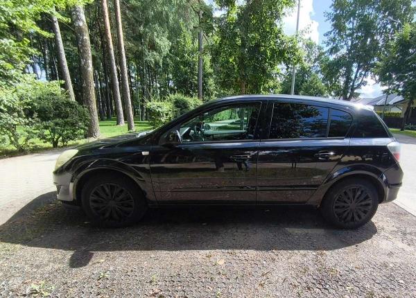 Black Opel Astra 2008 in Mazeikiai, with an engine capacity of 1.69 L and mileage of 178 thousand km for 1200 €, photo 1 on AUTOMOTO.COM.LV