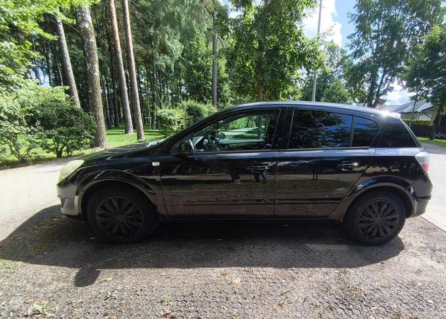 Black Opel Astra 2008 in Mazeikiai, with an engine capacity of 1.69 L and mileage of 178 thousand km for 1200 €, photo 1 on AUTOMOTO.COM.LV