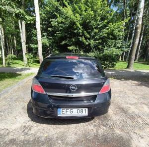 Black Opel Astra 2008 in Mazeikiai, with an engine capacity of 1.69 L and mileage of 178 thousand km for 1200 €, photo 3 on AUTOMOTO.COM.LV