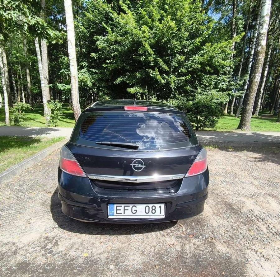Black Opel Astra 2008 in Mazeikiai, with an engine capacity of 1.69 L and mileage of 178 thousand km for 1200 €, photo 3 on AUTOMOTO.COM.LV