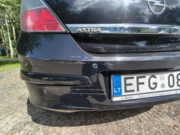 Black Opel Astra 2008 in Mazeikiai, with an engine capacity of 1.69 L and mileage of 178 thousand km for 1200 €, photo 5 on AUTOMOTO.COM.LV