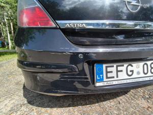 Black Opel Astra 2008 in Mazeikiai, with an engine capacity of 1.69 L and mileage of 178 thousand km for 1200 €, photo 6 on AUTOMOTO.COM.LV