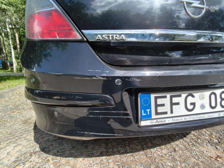 Black Opel Astra 2008 in Mazeikiai, with an engine capacity of 1.69 L and mileage of 178 thousand km for 1200 €, photo 6 on AUTOMOTO.COM.LV