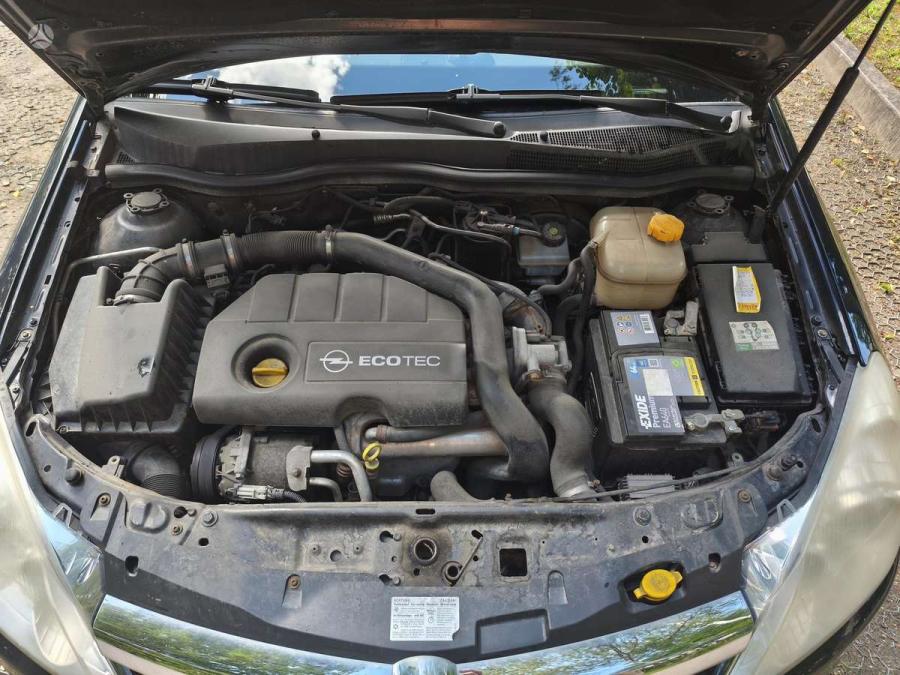 Black Opel Astra 2008 in Mazeikiai, with an engine capacity of 1.69 L and mileage of 178 thousand km for 1200 €, photo 9 on AUTOMOTO.COM.LV