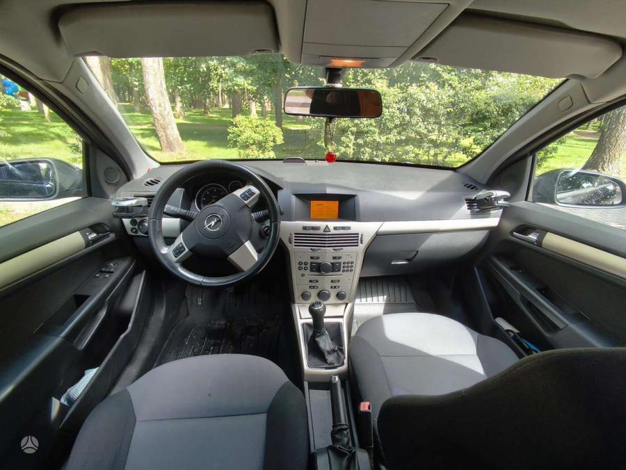 Black Opel Astra 2008 in Mazeikiai, with an engine capacity of 1.69 L and mileage of 178 thousand km for 1200 €, photo 11 on AUTOMOTO.COM.LV
