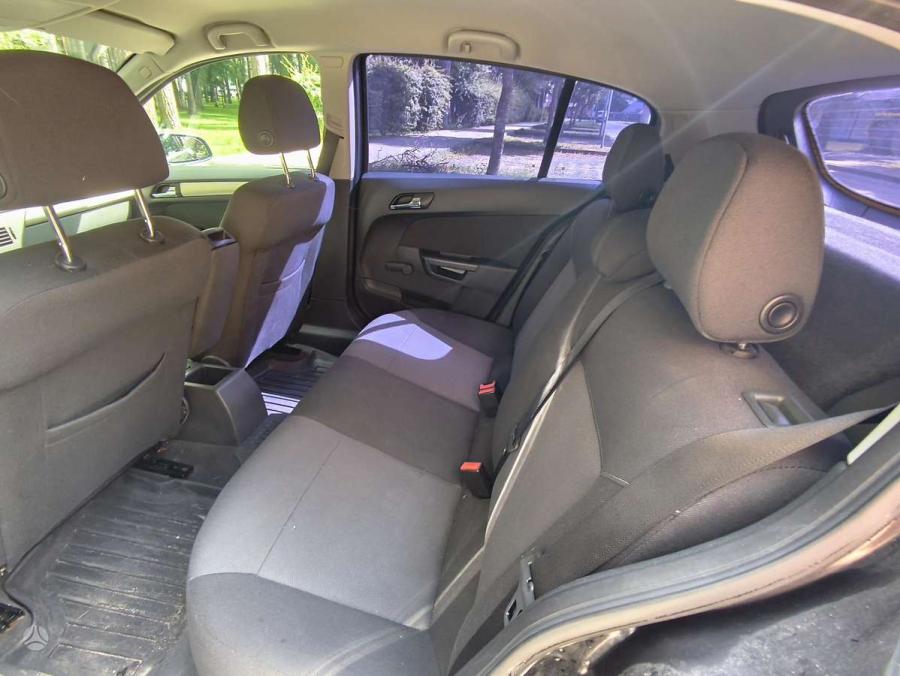 Black Opel Astra 2008 in Mazeikiai, with an engine capacity of 1.69 L and mileage of 178 thousand km for 1200 €, photo 12 on AUTOMOTO.COM.LV