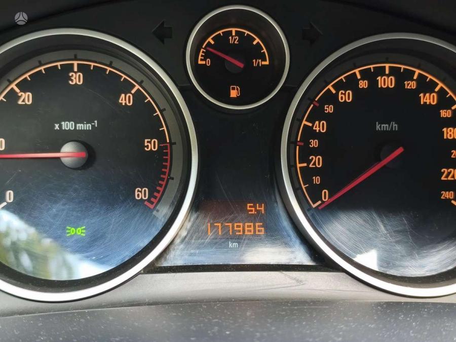 Black Opel Astra 2008 in Mazeikiai, with an engine capacity of 1.69 L and mileage of 178 thousand km for 1200 €, photo 13 on AUTOMOTO.COM.LV