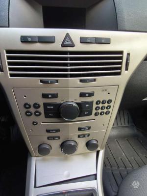 Black Opel Astra 2008 in Mazeikiai, with an engine capacity of 1.69 L and mileage of 178 thousand km for 1200 €, photo 14 on AUTOMOTO.COM.LV