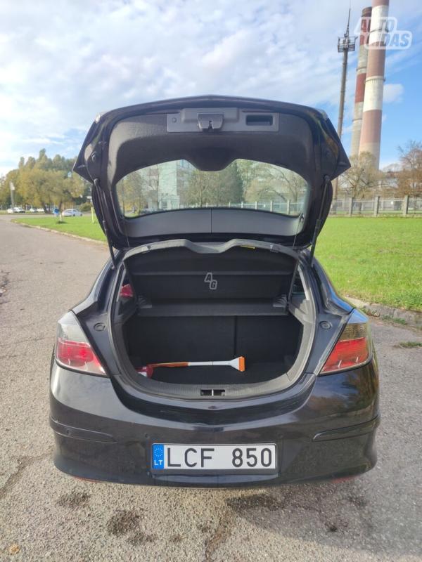 Black Opel Astra 2008 in Kaunas, with an engine capacity of 1.70 L and mileage of 258 thousand km for 1700 €, photo 6 on AUTOMOTO.COM.LV
