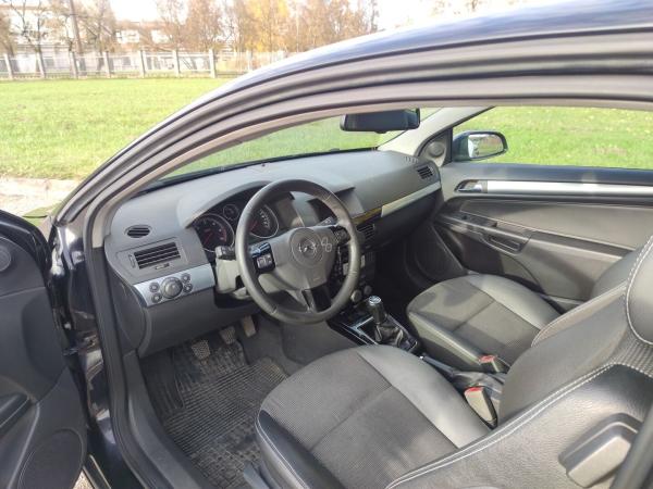 Black Opel Astra 2008 in Kaunas, with an engine capacity of 1.70 L and mileage of 258 thousand km for 1700 €, photo 10 on AUTOMOTO.COM.LV