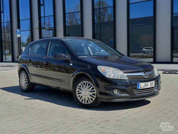 Black Opel Astra 2009 in Vilnius, with an engine capacity of 1.60 L and mileage of 199 thousand km for 1750 €, photo 1 on AUTOMOTO.COM.LV