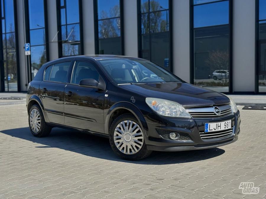 Black Opel Astra 2009 in Vilnius, with an engine capacity of 1.60 L and mileage of 199 thousand km for 1750 €, photo 1 on AUTOMOTO.COM.LV