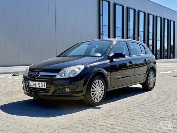 Black Opel Astra 2009 in Vilnius, with an engine capacity of 1.60 L and mileage of 199 thousand km for 1750 €, photo 2 on AUTOMOTO.COM.LV
