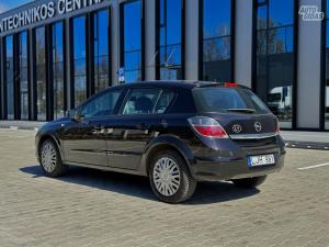 Black Opel Astra 2009 in Vilnius, with an engine capacity of 1.60 L and mileage of 199 thousand km for 1750 €, photo 4 on AUTOMOTO.COM.LV