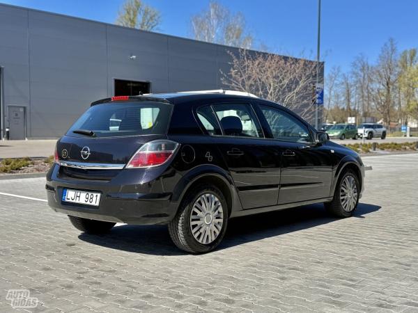 Black Opel Astra 2009 in Vilnius, with an engine capacity of 1.60 L and mileage of 199 thousand km for 1750 €, photo 4 on AUTOMOTO.COM.LV