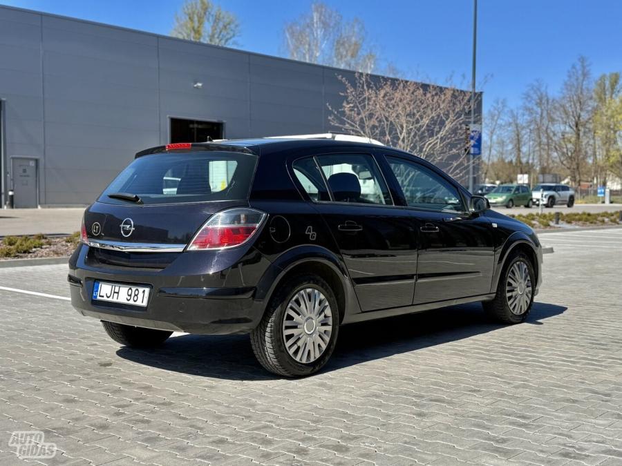 Black Opel Astra 2009 in Vilnius, with an engine capacity of 1.60 L and mileage of 199 thousand km for 1750 €, photo 5 on AUTOMOTO.COM.LV