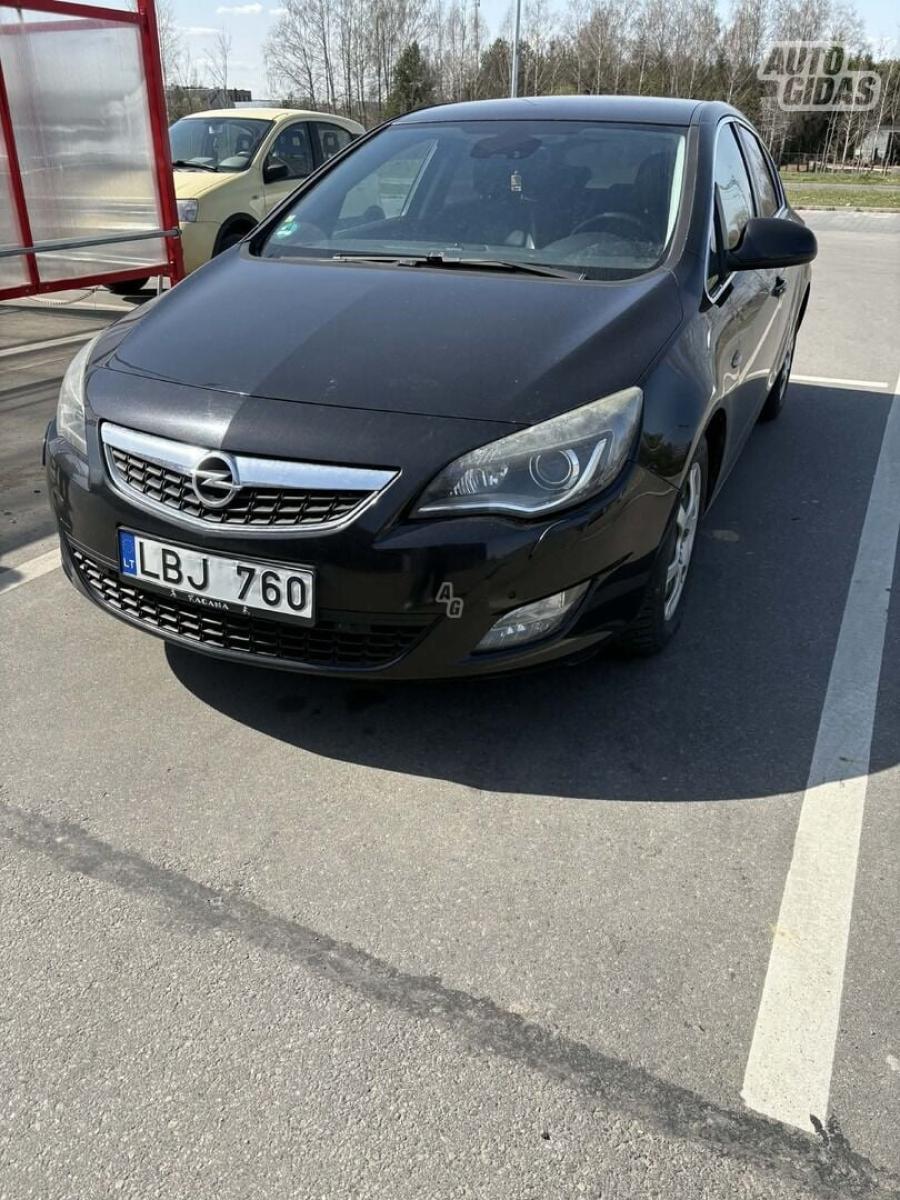 Black Opel Astra 2009 in Vilnius, with an engine capacity of 2.00 L and mileage of 274 thousand km for 3800 €, photo 1 on AUTOMOTO.COM.LV