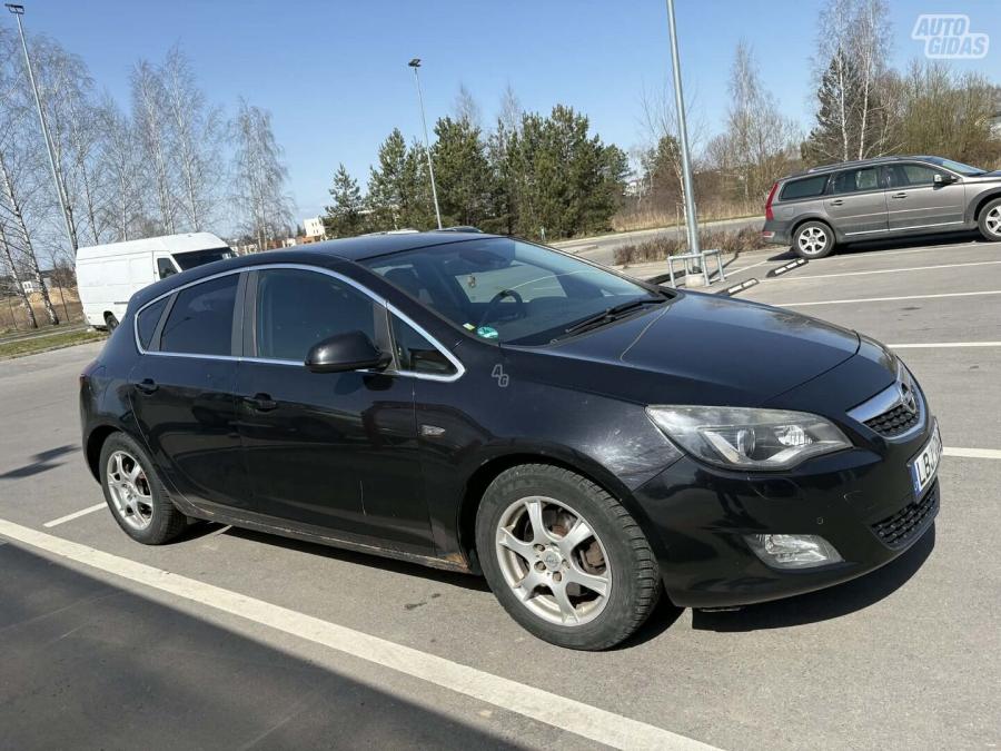 Black Opel Astra 2009 in Vilnius, with an engine capacity of 2.00 L and mileage of 274 thousand km for 3800 €, photo 3 on AUTOMOTO.COM.LV