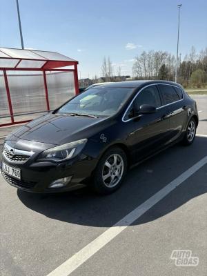 Black Opel Astra 2009 in Vilnius, with an engine capacity of 2.00 L and mileage of 274 thousand km for 3800 €, photo 4 on AUTOMOTO.COM.LV