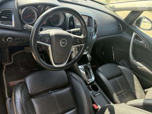 Black Opel Astra 2009 in Vilnius, with an engine capacity of 2.00 L and mileage of 274 thousand km for 3800 €, photo 6 on AUTOMOTO.COM.LV