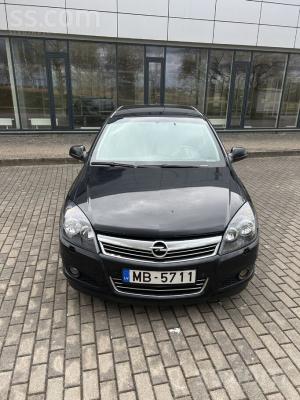 Black Opel Astra 2009 in Tukums, with an engine capacity of 1.90 L and mileage of 340 thousand km for 2200 €, photo 4 on AUTOMOTO.COM.LV
