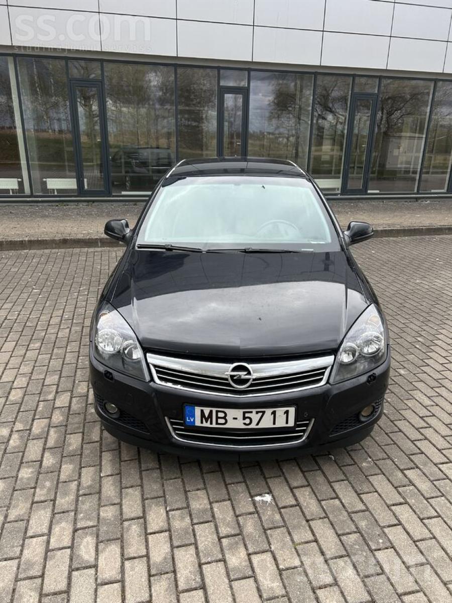Black Opel Astra 2009 in Tukums, with an engine capacity of 1.90 L and mileage of 340 thousand km for 2200 €, photo 4 on AUTOMOTO.COM.LV