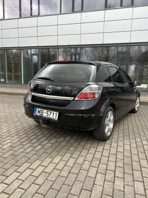Black Opel Astra 2009 in Tukums, with an engine capacity of 1.90 L and mileage of 340 thousand km for 2200 €, photo 5 on AUTOMOTO.COM.LV